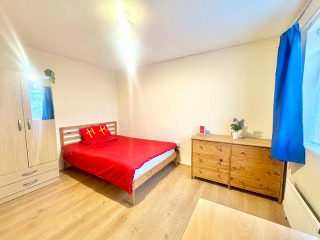 5 bedroom Semi detached house To Let