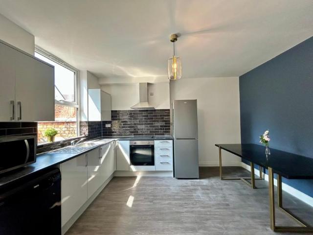 5 bedroom Semi detached house To Let