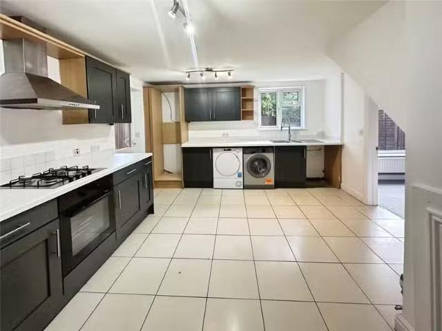 5 bedroom Semi Detached House to rent, Eyhorne Street, Holling.