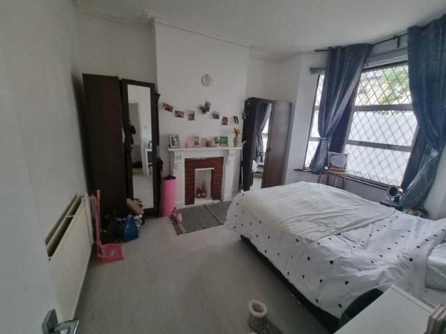 5 bedroom semi detached house to rent