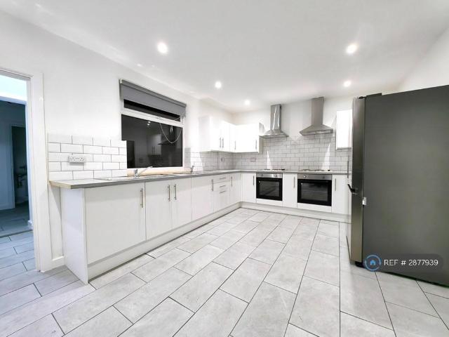 5 bedroom semi detached house to rent