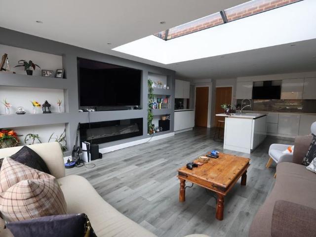 5 bedroom semi detached house to rent