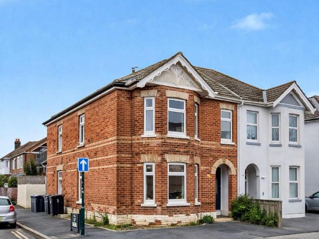 5 bedroom semi detached house to rent