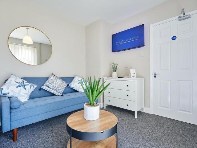 5 bedroom semi detached house to rent