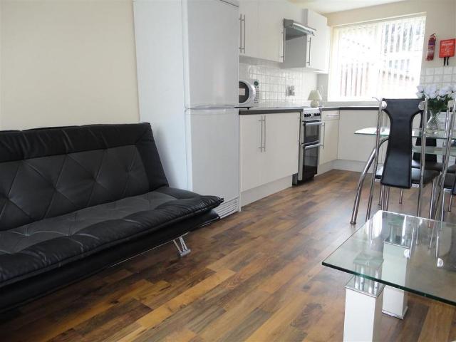 5 bedroom semi detached house to rent
