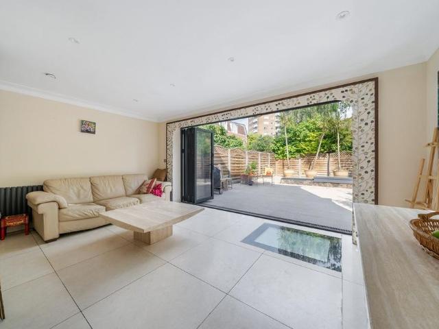 5 bedroom semi detached house to rent