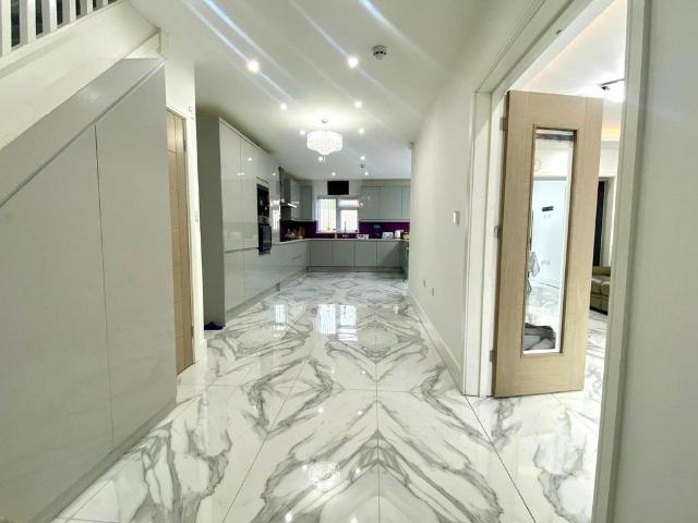 5 bedroom semi detached house to rent