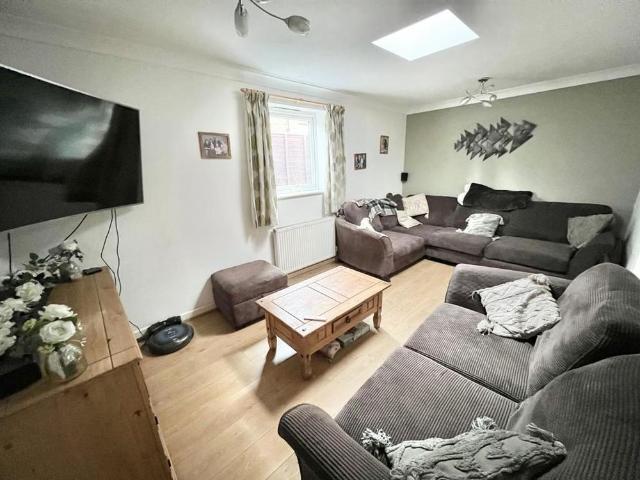 5 bedroom semi detached house to rent