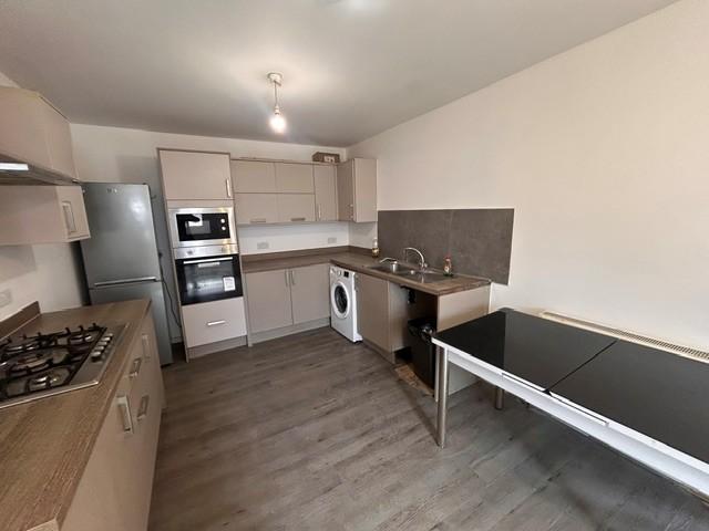 5 bedroom semi detached house to rent