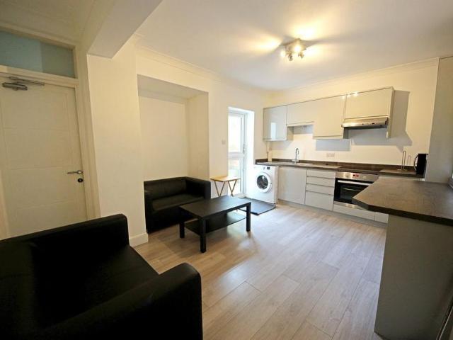 5 bedroom semi detached house to rent
