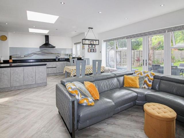 5 bedroom semi detached house to rent