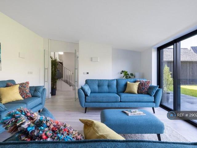 5 bedroom semi detached house to rent