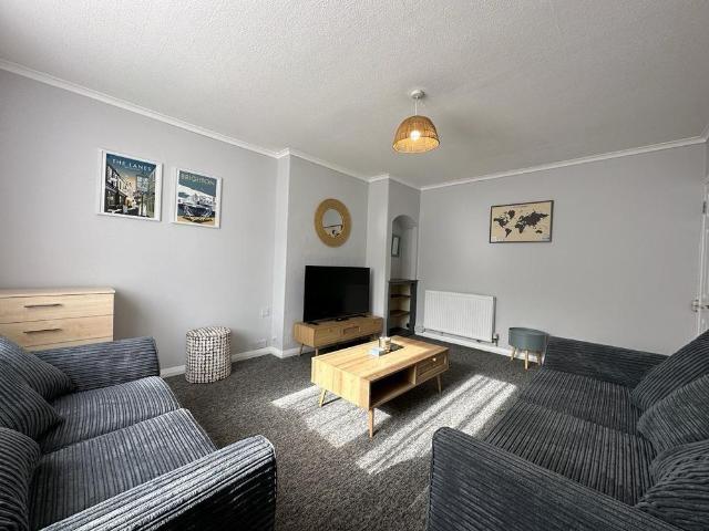 5 bedroom semi detached house to rent
