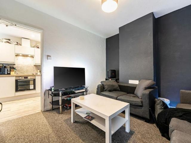 5 bedroom semi detached house to rent