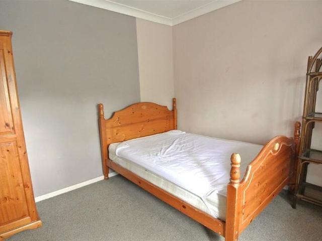 5 bedroom semi detached house to rent