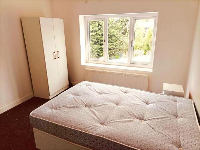 5 bedroom semi detached house to rent