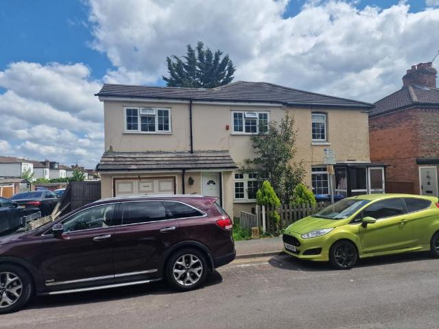5 bedroom semi detached house to rent
