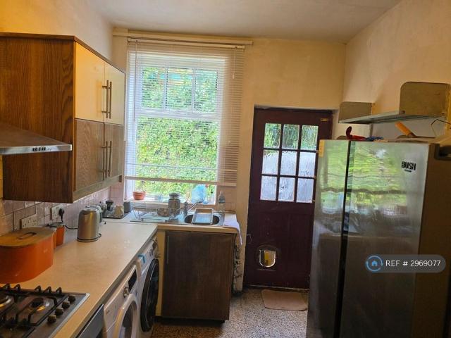 5 bedroom semi detached house to rent