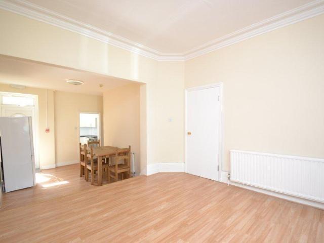 5 bedroom semi detached house to rent
