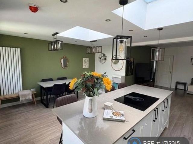5 bedroom semi detached house to rent