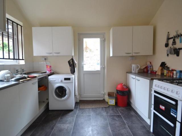 5 bedroom semi detached house to rent
