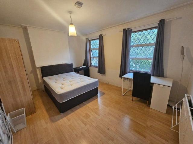 5 bedroom semi detached house to rent