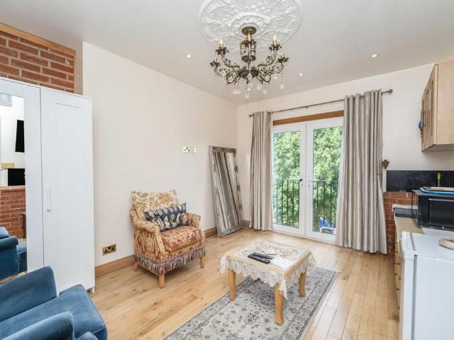 5 bedroom semi detached house to rent