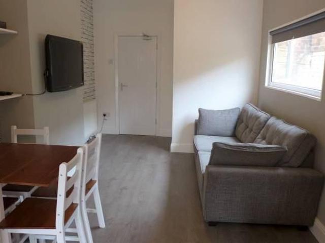 5 bedroom semi detached house to rent