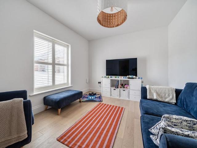 5 bedroom semi detached house to rent