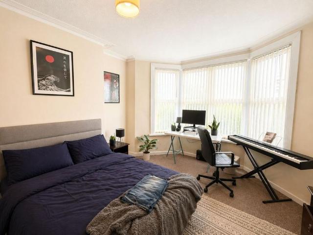 5 bedroom semi detached house to rent