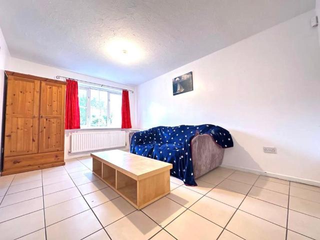 5 bedroom semi detached house to rent