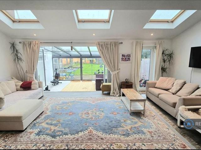 5 bedroom semi detached house to rent