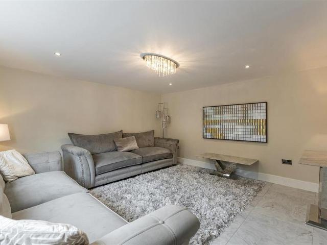 5 bedroom semi detached house to rent
