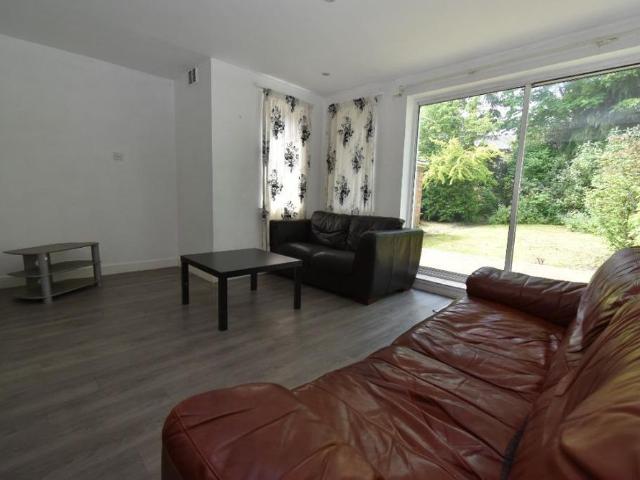 5 bedroom semi detached house to rent