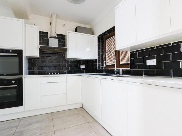 5 bedroom semi detached house to rent