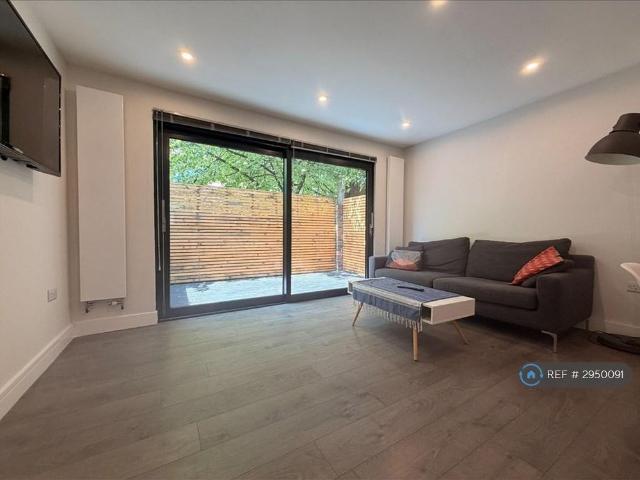 5 bedroom semi detached house to rent