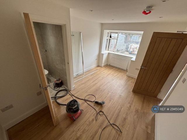 5 bedroom semi detached house to rent