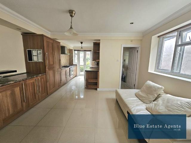 5 bedroom semi detached house to rent