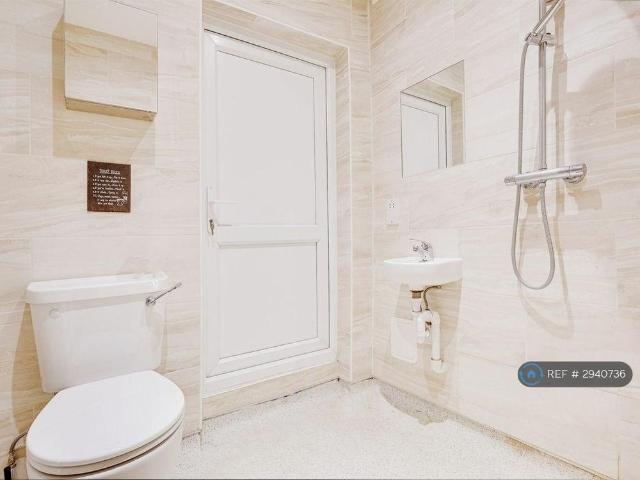 5 bedroom semi detached house to rent