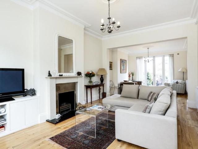 5 bedroom semi detached house to rent