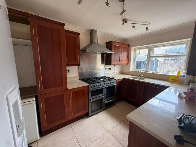 5 bedroom semi detached house to rent