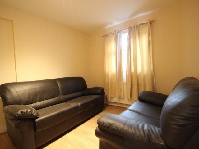 5 bedroom semi detached house to rent