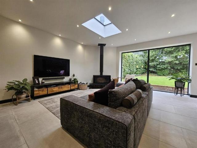 5 bedroom semi detached house to rent