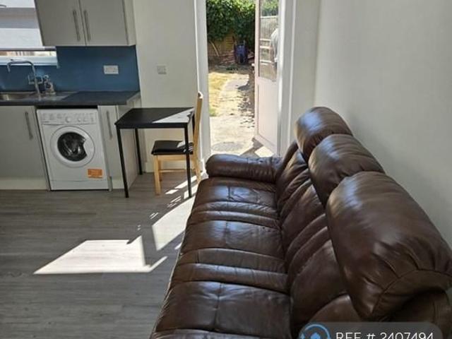 5 bedroom semi detached house to rent