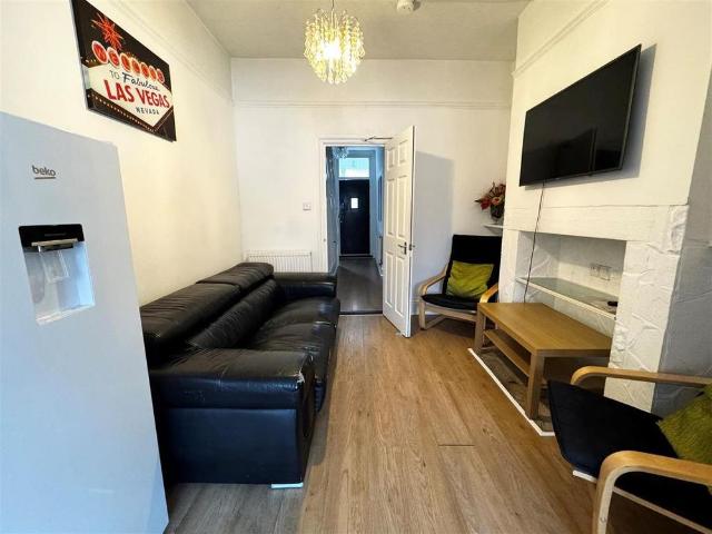 5 bedroom semi detached house to rent
