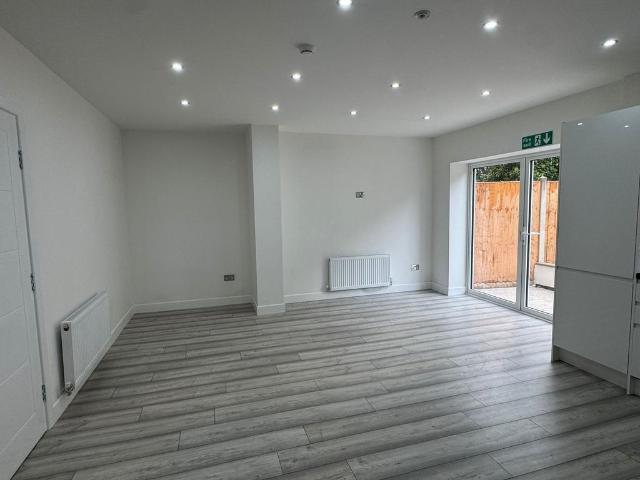 5 bedroom semi detached house to rent