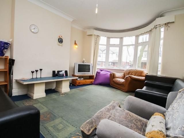 5 bedroom semi detached house to rent