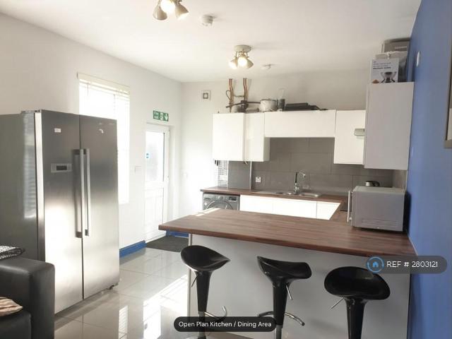 5 bedroom semi detached house to rent