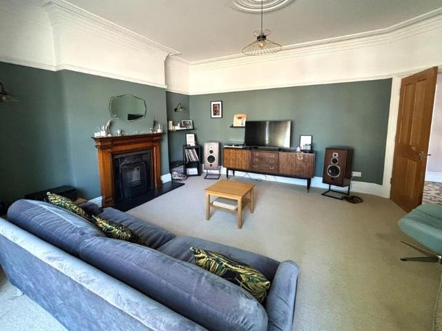 5 bedroom semi detached house to rent