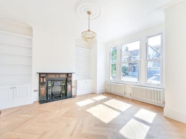 5 bedroom semi detached house to rent